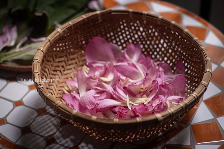 Làm trà lá sen và hoa sen khi sen tàn